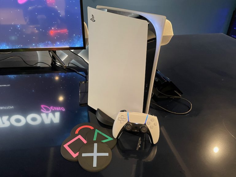 We take a hands on look at the PlayStation 5 and the new Dual Sense ...