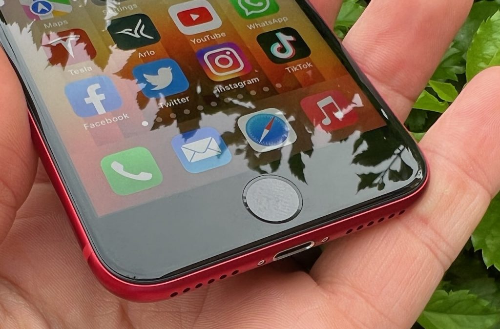 Apple iPhone SE 2022 review - a favourite design with an all-new engine ...