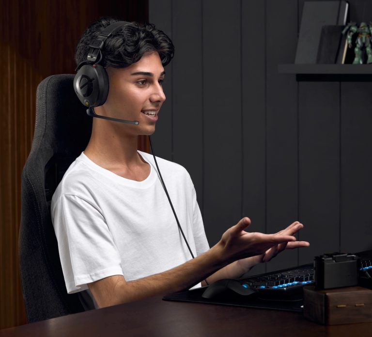 Rode adds a microphone and turns the NTH-100 headphones into a quality ...