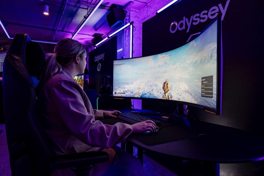 Samsung unveils massive new 57-inch Odyssey Neo G9 gaming monitor ...